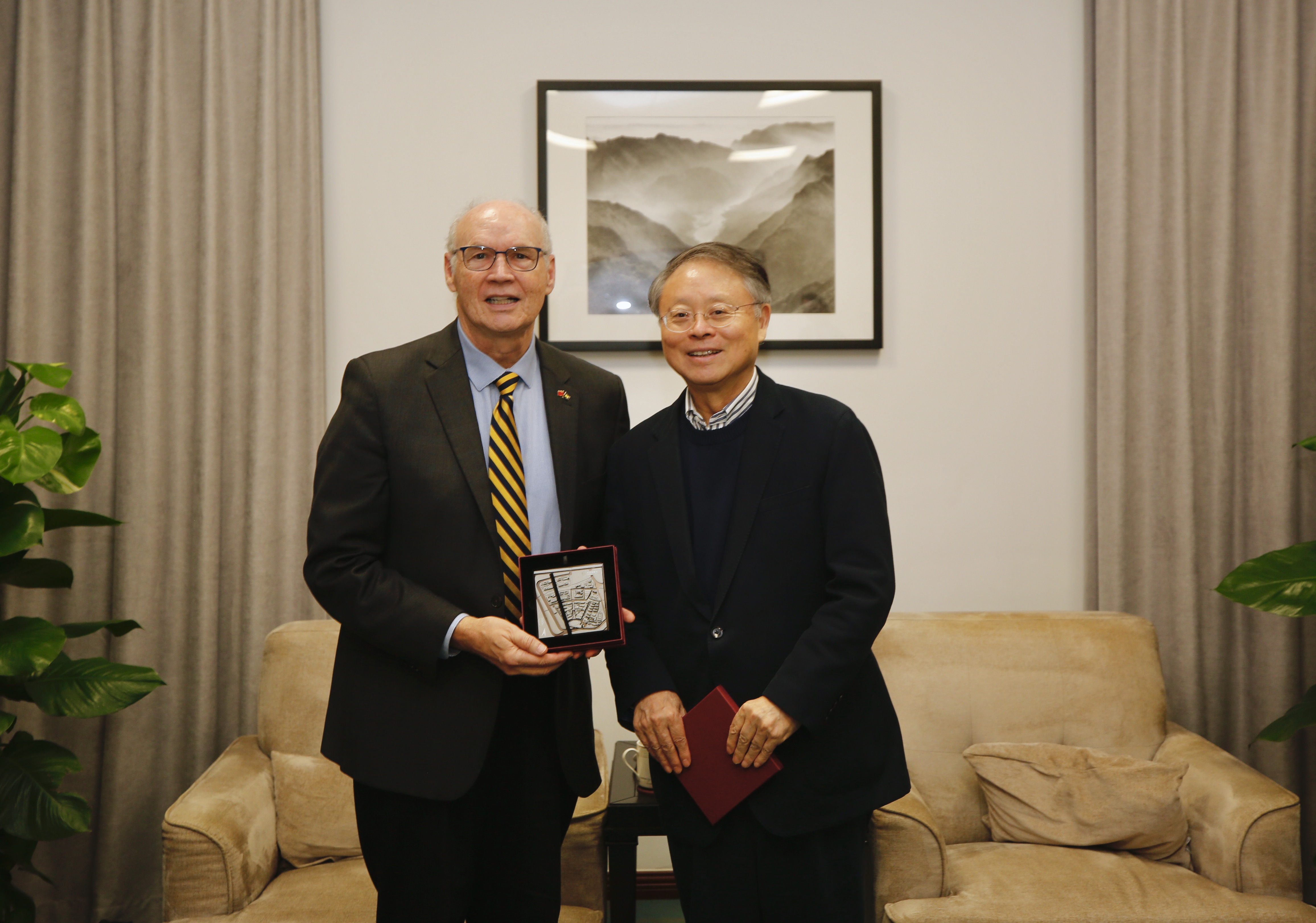 美国密歇根大学医学院高级副院长Joseph C. Kolars教授一行访问上科大